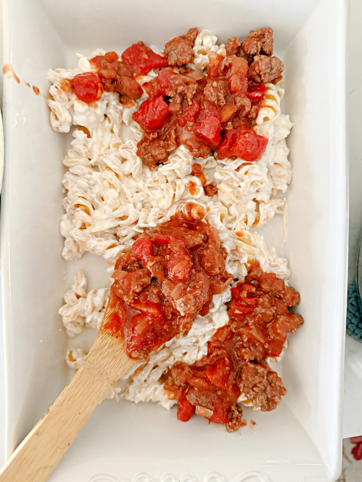 CREAMY BEEF AND CHEDDAR LAYERED PASTA BAKE - Lou Lou Girls